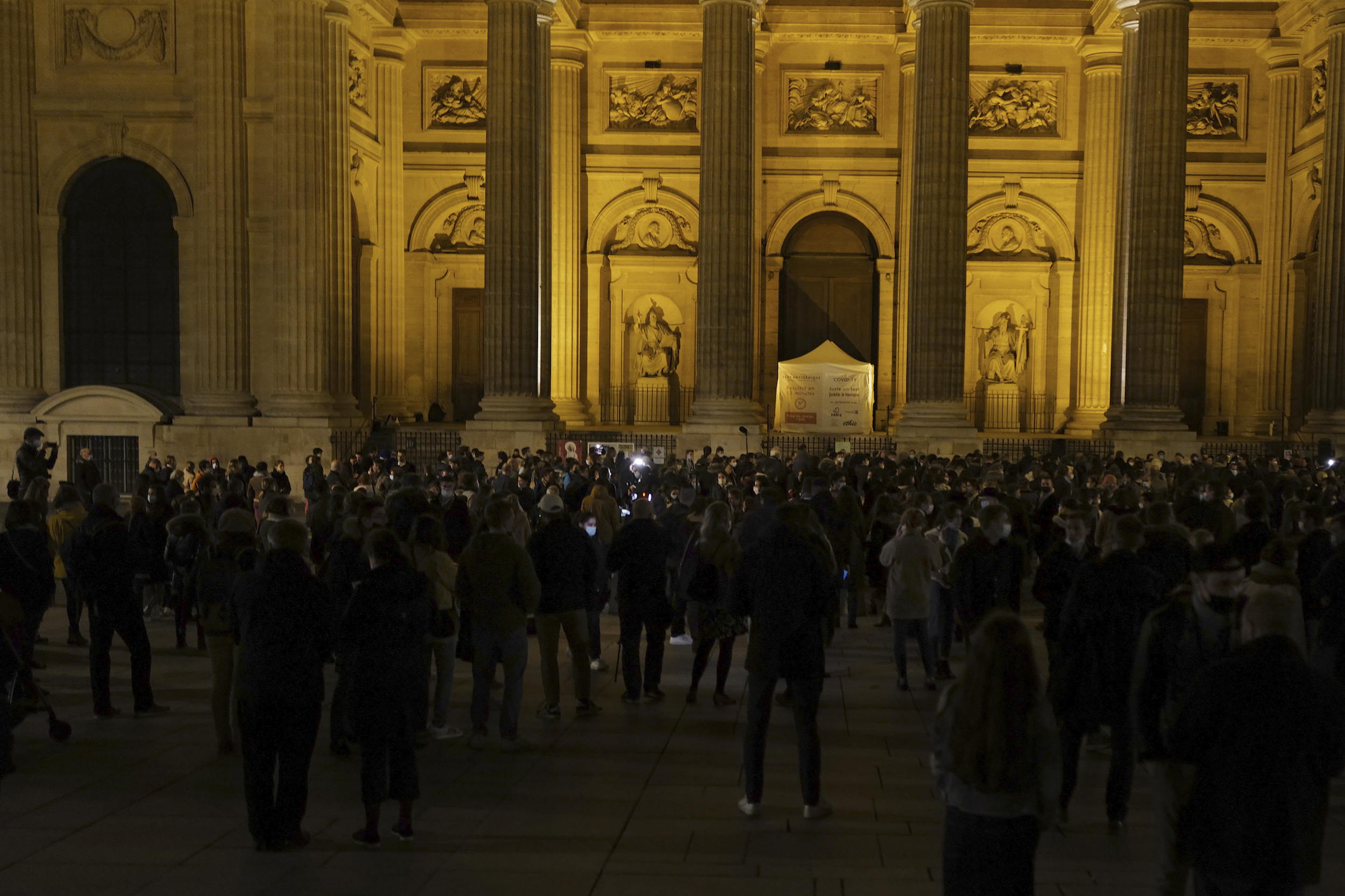 French Catholics Protest Lockdown Order, Saying 'Let Us Pray' & 'We ...