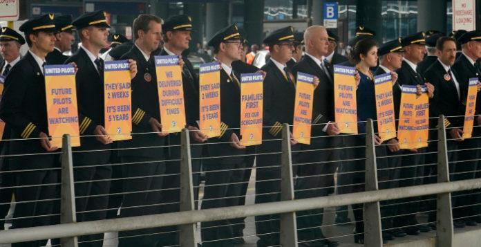 United Airlines Pilots Picket For Higher Wages Headline Usa