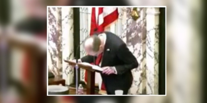 Yet Another Politician, 77, Collapses in Disturbing Mid-Speech Fall ...