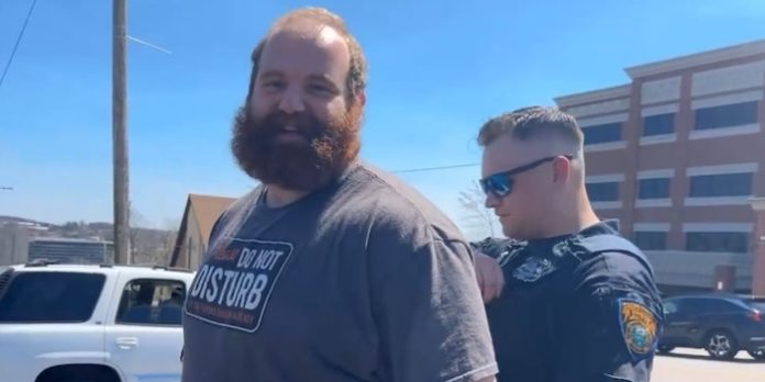 Pedophile Hunter Arrested at Missouri Steak 'n Shake | Headline USA